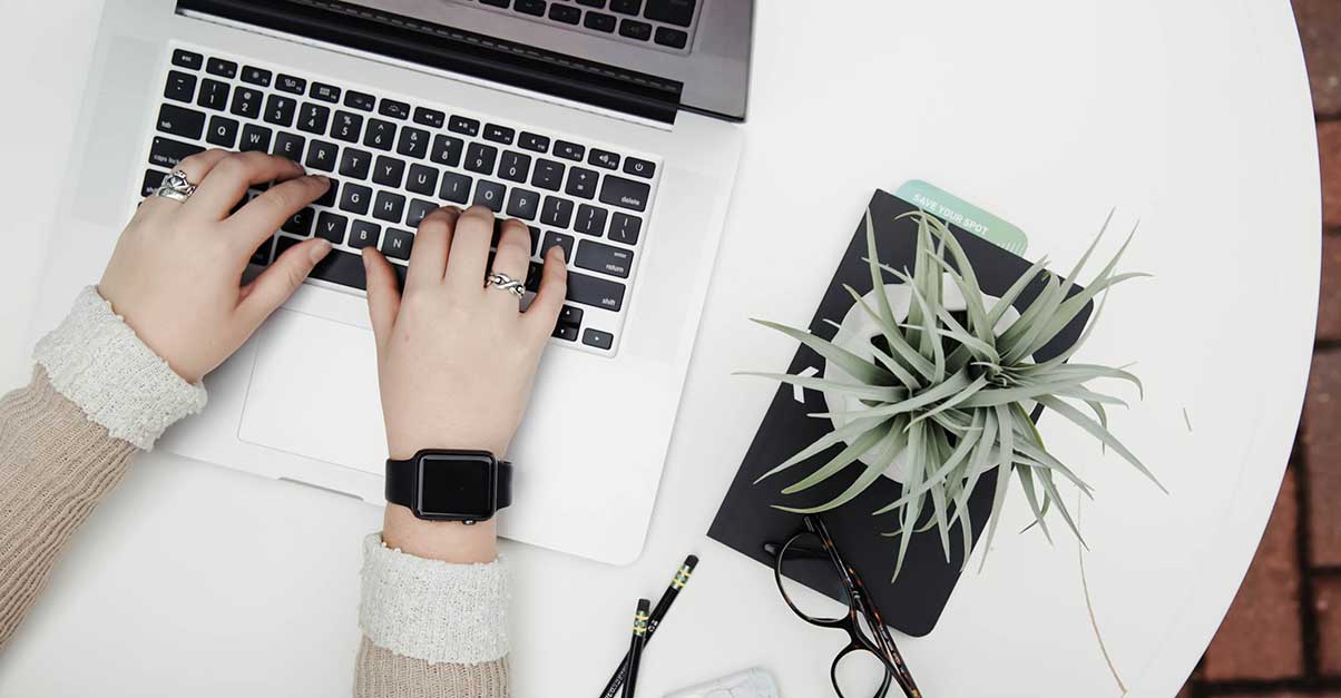 How to Send a Text Message From a Computer: The 9 Best Methods